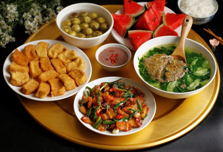 Traditional Vietnamese Family Meal: Explore Vietnam Popular Foods ...